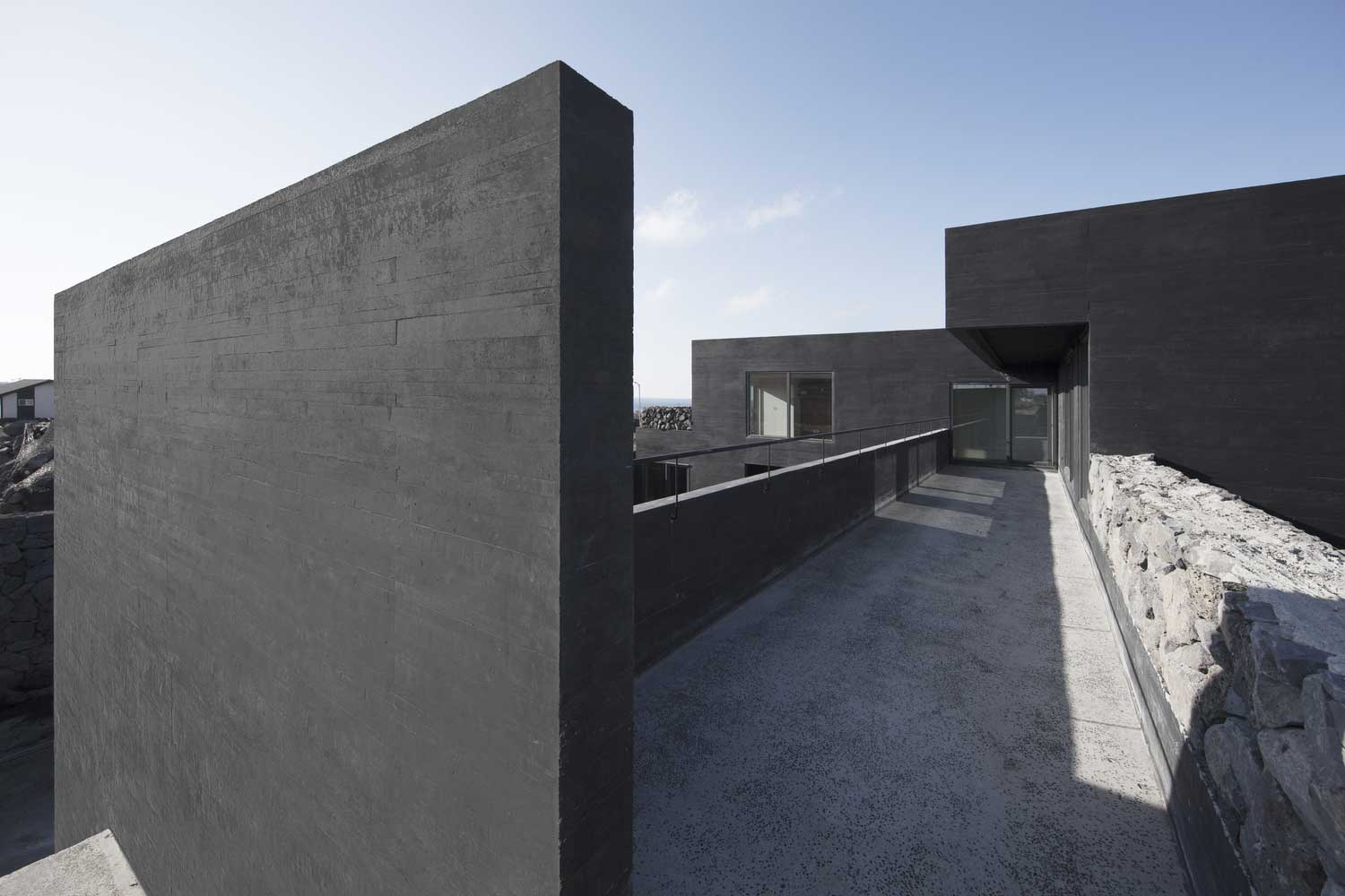 Black Concrete: Modern Solution in Architecture and Design • ArtFasad