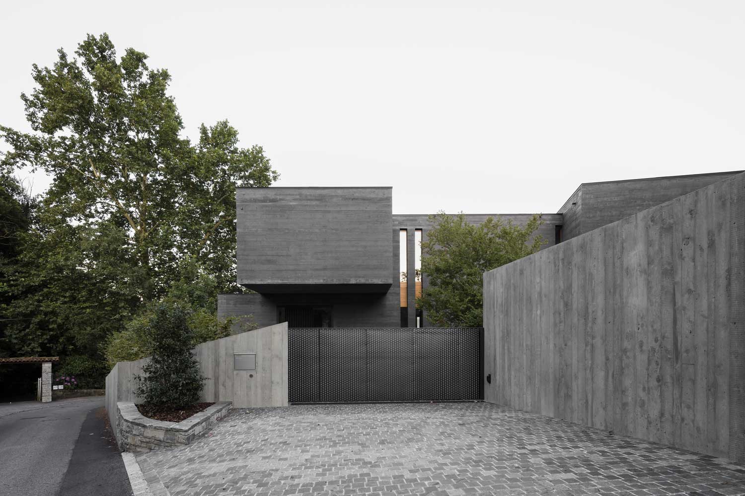 Black Concrete: Modern Solution in Architecture and Design
