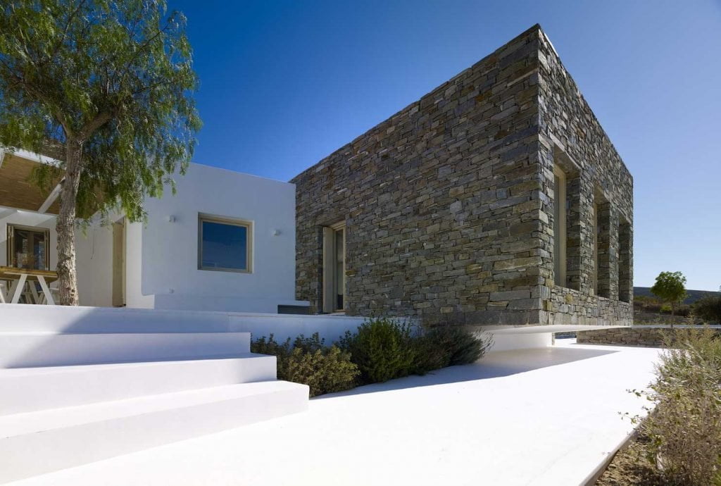 8+ Creative Outside Wall Covering Ideas with Natural Materials