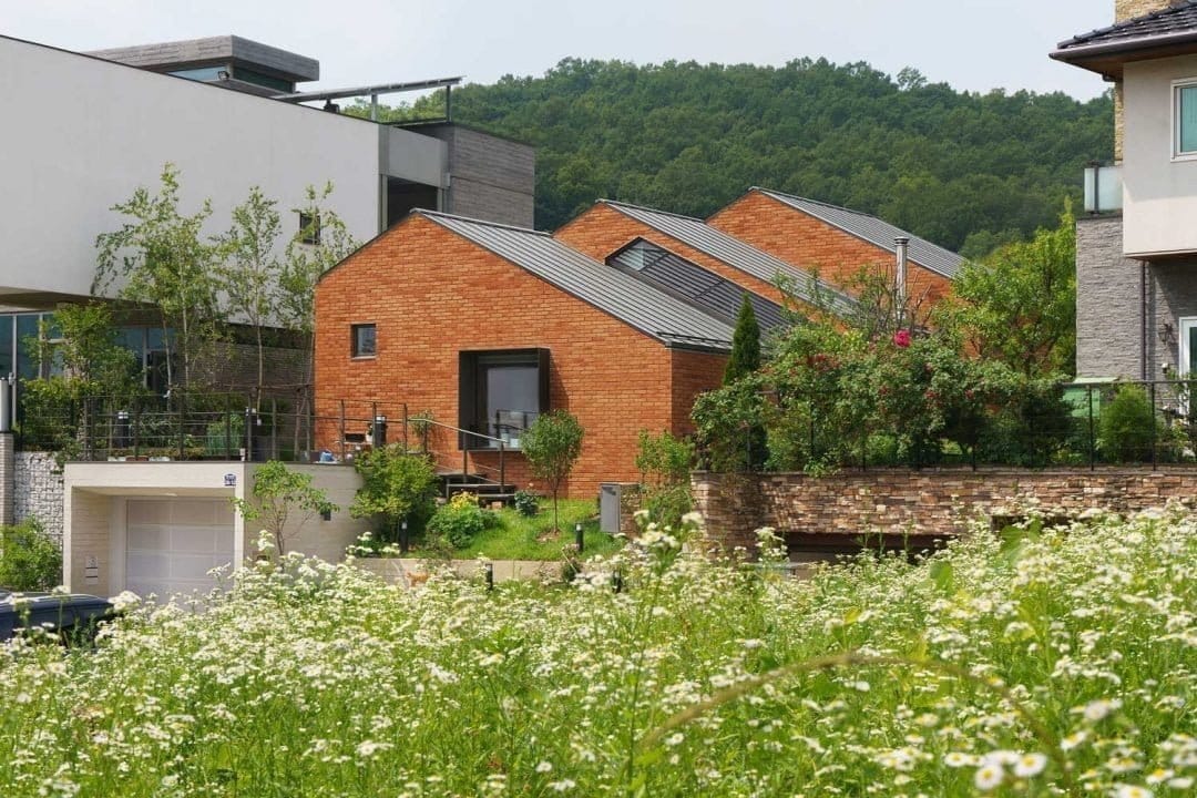 How to Make the Design of a One-Storied Brick House Stylish and Original