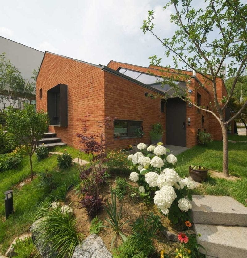How to Make the Design of a One-Storied Brick House Stylish and Original