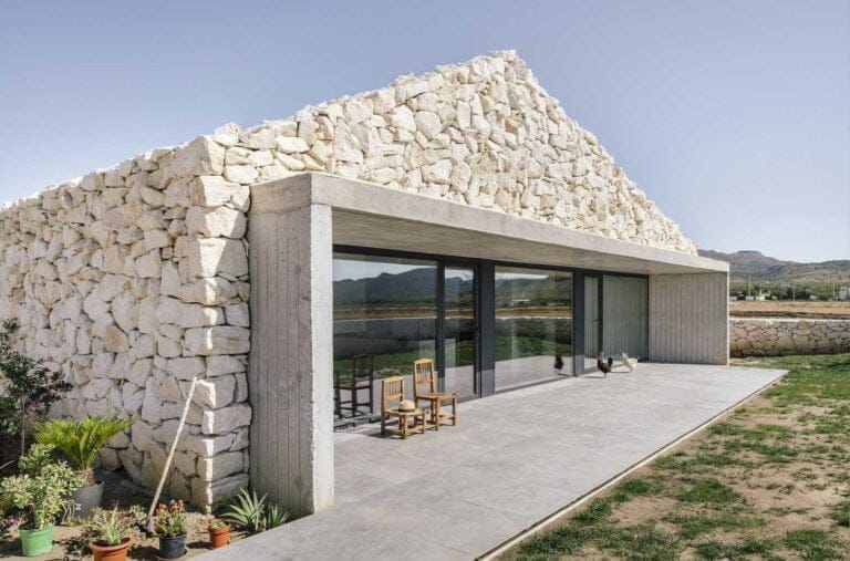 3+ Ideas for How to Furnish the Interior of a One-Story Stone House