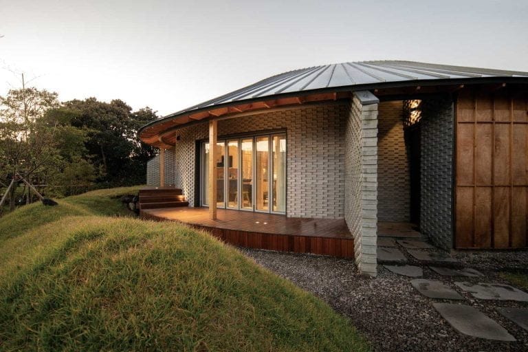 Round Houses ~ 2 Modern Circular Homes Worth Seeing • 333k+ Inspiring ...