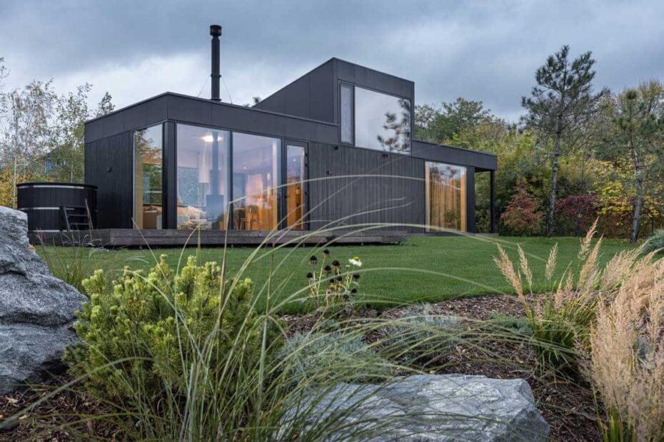 Sleek and Serene: Modern Cabin House Design for Riverfront Living