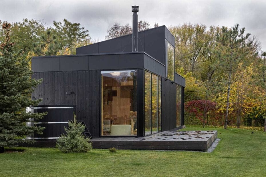 Sleek and Serene: Modern Cabin House Design for Riverfront Living ...