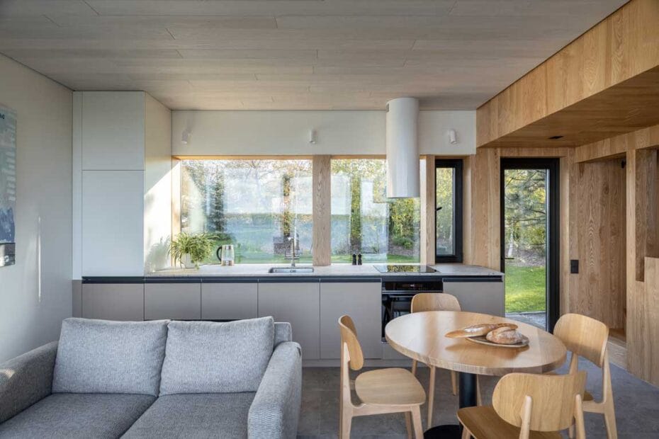 Sleek and Serene: Modern Cabin House Design for Riverfront Living