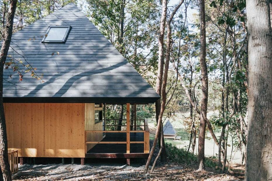 Innovative Wooden Cottage Design: The Pyramidal Shape for Maximum Impact