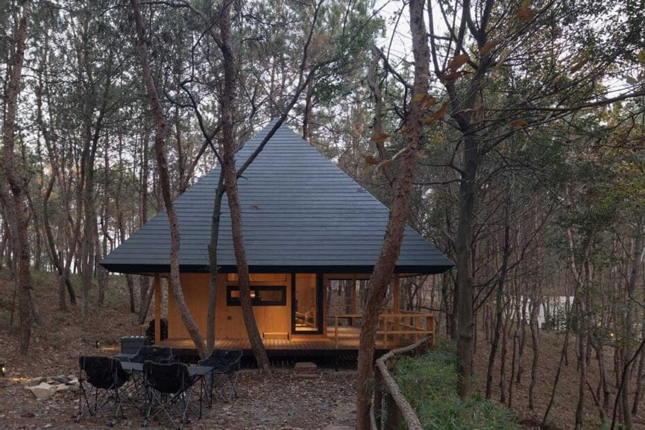 Innovative Wooden Cottage Design: The Pyramidal Shape for Maximum Impact