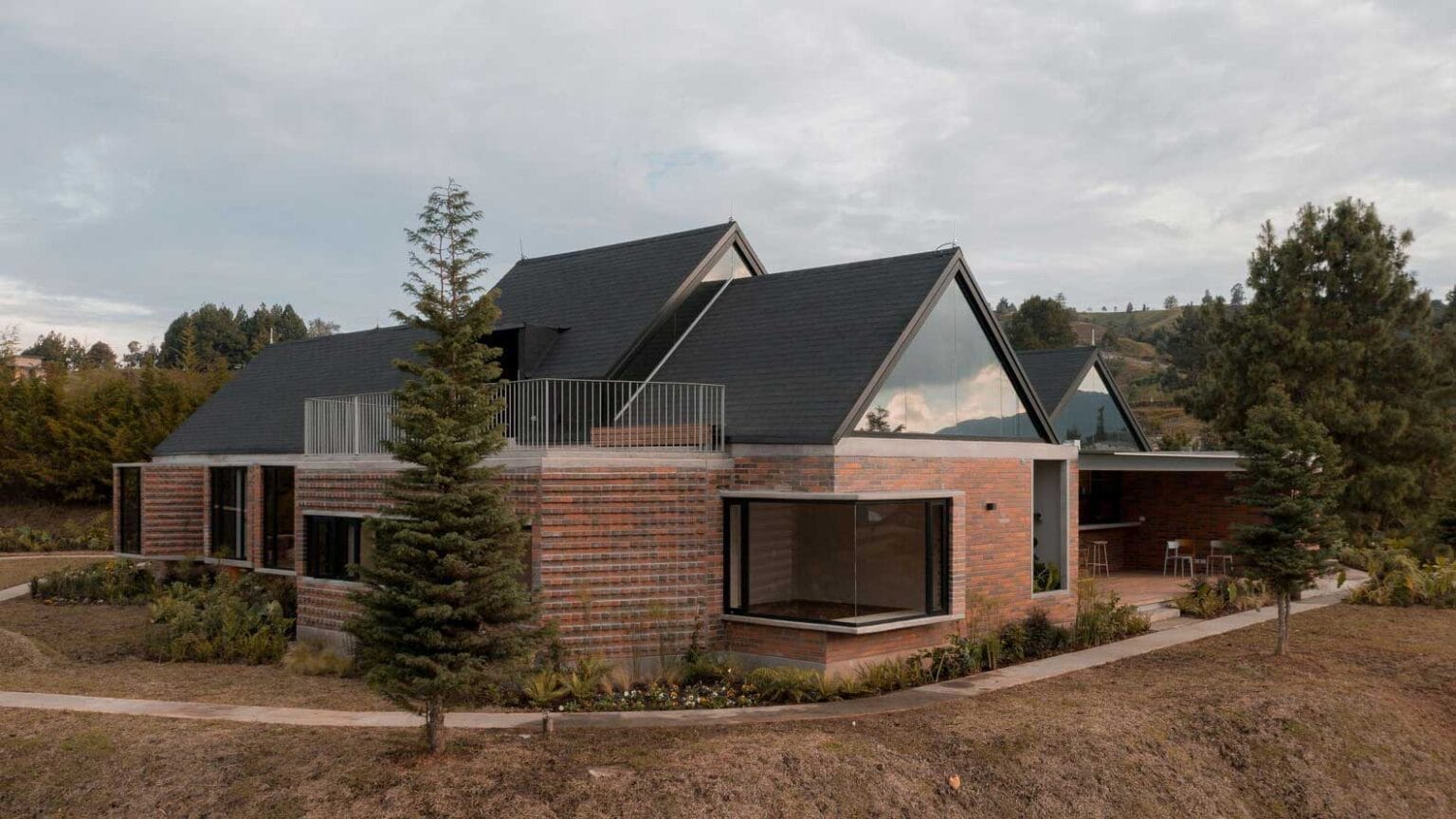 L-Shaped Elegance with Reddish Brick Exteriors in a Montaña Home