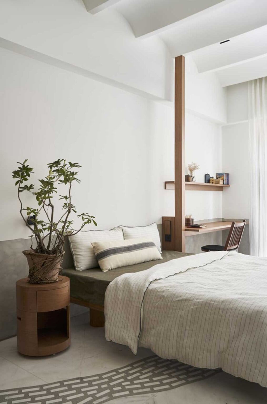 Innovative Living with Exposed Structural Elements and Vaulted Ceilings